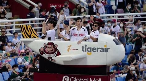 載了四個人，爬升有點吃力的小飛機 27 Aug 2022 統一獅 Vs 樂天桃猿 阿迷趴 Rakutengirls 我是老大 林穎樂cam