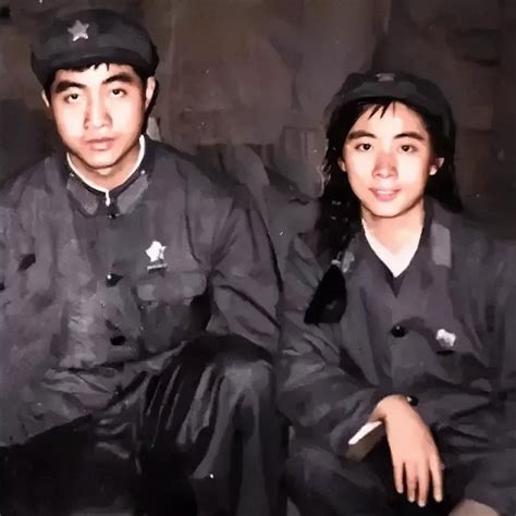 70年林立果和林豆豆的合影注意看林立果的眼神实在有点吓人 腾讯新闻