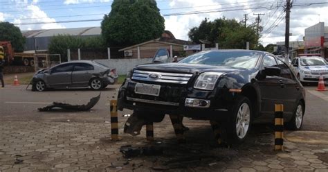 G1 Carro Invade Preferencial E Colide Com Outro Veículo Em Porto