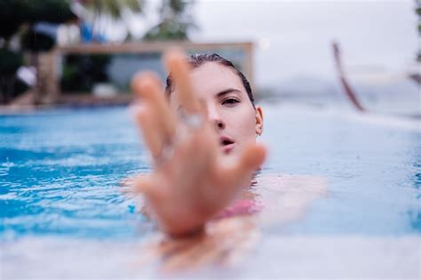 Junge Glückliche Fit Schlanke Europäische Frau Im Hellrosa Bikiniblau