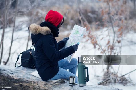 겨울 휴양지 뜨거운 커피 나 차를 마시고 멋진 겨울 풍경 옆에 앉아있는 여성 여행과 모험의 개념 제로 와스트 여행 30 34세에 대한 스톡 사진 및 기타 이미지 Istock