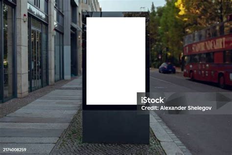 낮 동안 보도에 있는 빈 도시 형식 배너 거리 모형 독립형 라이트 박스 콘텐츠 템플릿입니다 빈 디지털 화면 Lightposter Citylight 디자인을위한 컨셉 사진