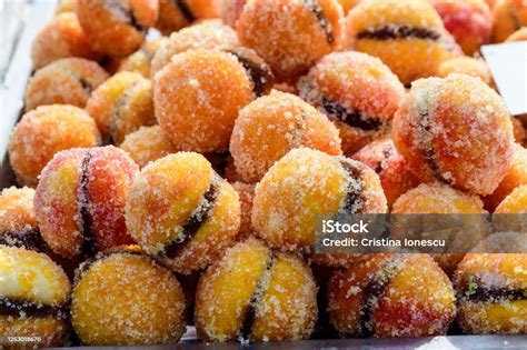 길거리 음식 시장의 테이블에 전시 된 갓 구운 오렌지 복숭아 케이크의 상당 부분 달콤한 디저트 음식의 측면 보기 갈색에 대한 스톡 사진 및 기타 이미지 Istock