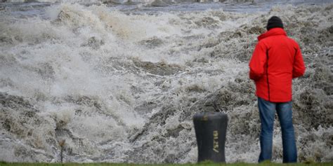 Crues Pluies Inondations Une Vingtaine De Départements Placés En