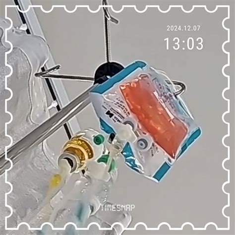 전시 설치하기 바로 전날 아침 눈 떴을 때 목이 칼칼한게 심상치않다 싶었지만 병원 갈 시간도 쉴 여유도 없었어 무슨 정신인지도