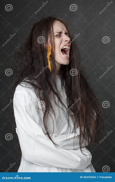 Mulher Louca Que Grita Em Uma Camisa De Força Foto De Stock Imagem