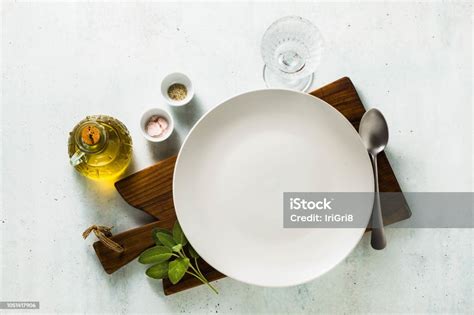 테이블 설정입니다 빈 접시 향미료 칼 붙이 및 올리브 오일 텍스트를 작성 하는 장소 공간에 복사 합니다 합성 서식 파일 0명에