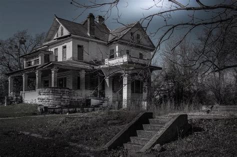 Photographer Seph Lawless Visited Americas 13 Most Haunted Houses For