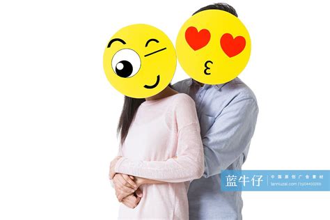 年轻情侣戴着卡通脸 蓝牛仔影像 中国原创广告影像素材