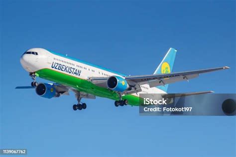 비행기 보잉 76733p 화창한 아침에 푸른 하늘에 대 한 우즈베키스탄 항공의 Uk67006 모스크바 브 누 코 보 국제공항에서