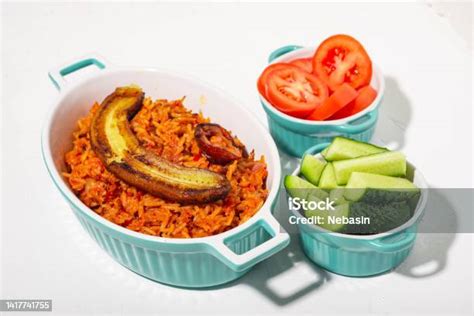 튀긴 바나나와 졸로보 쌀 신선한 야채 토마토와 오이 흰색 배경입니다 토마토 양파 향신료를 곁들인 전통적인 나이지리아 쌀 식품 쌀 주식에 대한 스톡 사진 및 기타 이미지
