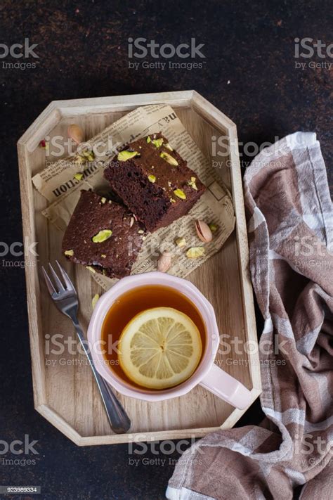 돌 테이블 배경 나무 트레이에 아침 피스타치오와 수 제 비스킷 브라 우 니와 레몬과 민트 잎 차 클로즈업 0명에 대한 스톡 사진