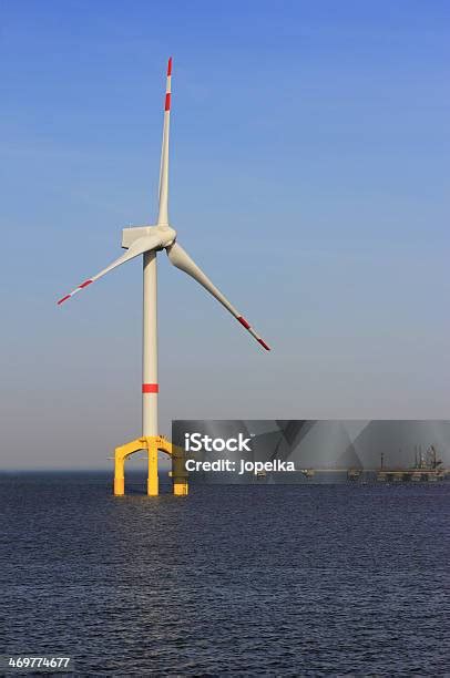 Pembangkit Listrik Tenaga Angin Lepas Pantai Foto Stok Unduh Gambar