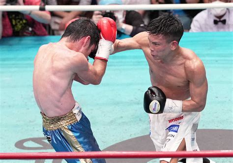 ＜ライトフライ級 Opbf東洋太平洋・日本王座決定戦 Wboアジアパシフィック王座決定戦 岩田・堀川＞ 8回、堀川（左）にパンチを繰り出す岩田