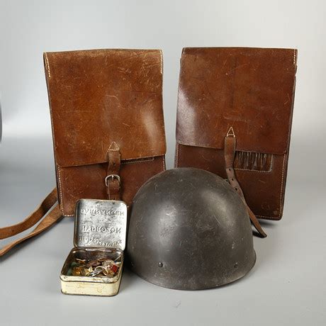 PARTI MILITARIA 3 delar samt märken 20 st samt knappar omkring 1900