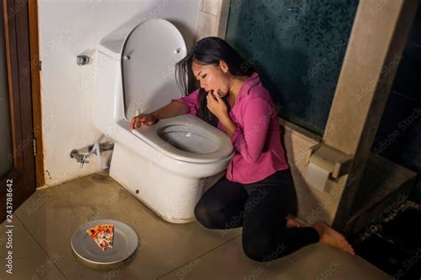 Foto De Asian Woman Throwing Up Forcing With Fingers For Vomiting Pizza Feeling Guilty Worried