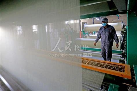 新疆阿克苏年产5000万米织布项目建成试生产 人民图片网