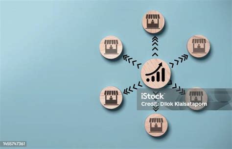 비즈니스 판매 성장 및 상점 프랜차이즈 개념 확장 상점 및 다른 상점 및 슈퍼마켓과 함께 나무 큐브 블록에 그림 인쇄 화면으로 그래프를 늘리고 있습니다 0명에 대한 스톡