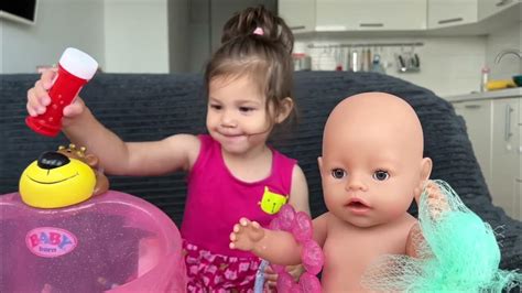 Лиза купает беби борн беби бон мальчика играет с малышом Youtube
