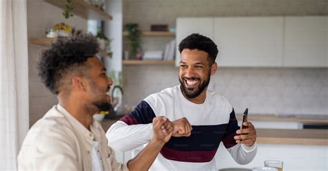 Foto Un Retrato De Hermanos Adultos Jóvenes En La Cocina En El Interior