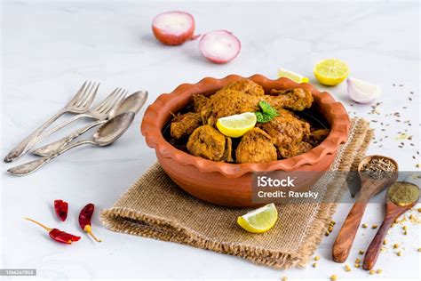 레드 칠리 페퍼 실란트로 양파 향신료를 곁들인 매운 인도 치킨 카레 가람 마살라에 대한 스톡 사진 및 기타 이미지 가람