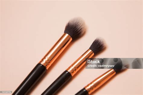 분홍색 배경에 다양한 화장품 브러쉬 피부를 케어하기 위한 메이크업 브러쉬 세트 0명에 대한 스톡 사진 및 기타 이미지 0명