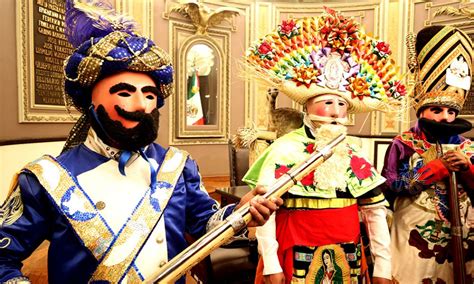 GALERÍA El carnaval de Huejotzingo se cuela en el Congreso