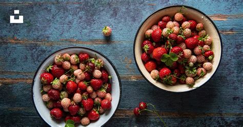 나무 테이블에 딸기 두 그릇 사진 Unsplash의 무료 딸기 이미지