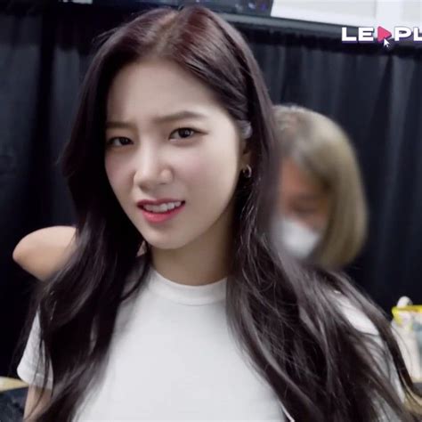 8 Le Sserafim Meme Faces Ideas Meme Faces Kpop Memes Funny Faces