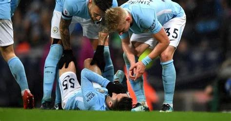 又是曼城又遭飞铲又是黄牌？网友：英超裁判疯了！中国联赛别学！