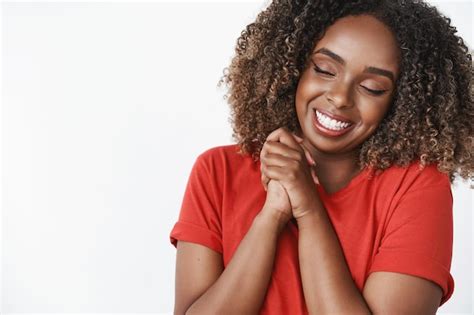 Petite Amie Afro Américaine Attentionnée Et Aimante Reconnaissante Pour