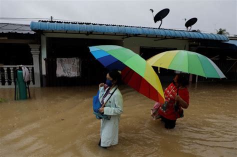 Flooding In Southern Malaysia Forces 40000 People To Flee Homes