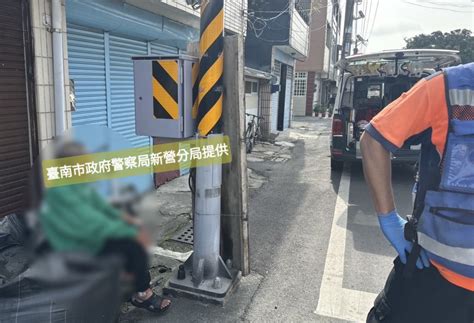 7旬翁體力不支倒臥路邊 南警暖助返家團圓