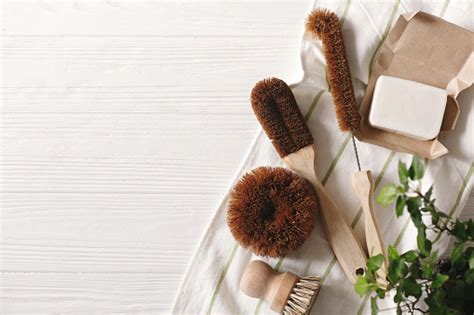 에코 천연 코코넛 비누 하 고 설거지 환경 친화적인 평면 레이 브러쉬 지속 가능한 라이프 스타일 개념입니다 청소 제로 폐기물