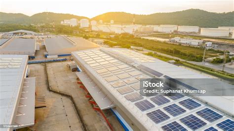 창고 공장의 태양 전지판을 볼 수 있습니다 녹색 생태 전기를 생산하기 위한 산업 건물 지붕의 태양광 패널 시스템 전원 또는 태양 전지 재생 가능 에너지 생산 0명에 대한