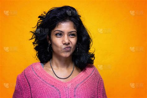 漂亮的印度女孩摆姿势