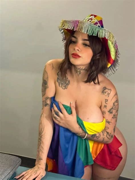 Karely Ruiz causa sensación por posar desnuda con la bandera del Orgullo LGBT Salí bisexual