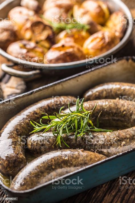 로즈마리와 감자와 팬에 구운 소시지 전통적인 유럽 음식 Bratwurst Jaternice 또는 지트니스 갈색에 대한 스톡 사진