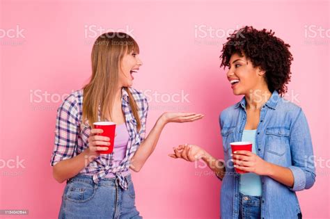 캐주얼 체크 무늬 셔츠 두 사람 좋은 달콤한 매혹적인 사랑 스러운 매력적인 쾌활 한 여자의 초상화 핑크 파스텔 배경 위에 고립