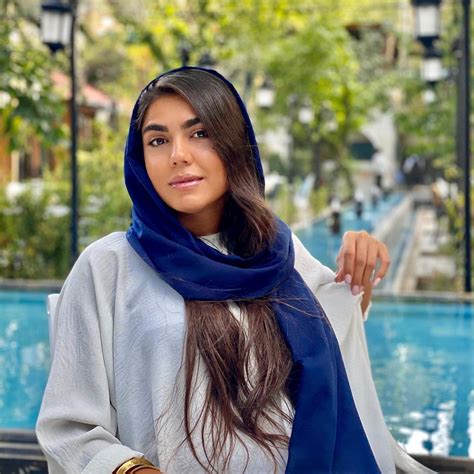 علاقه شدید آزاده زارعی به نشان دادن اندام و موهایش عکس