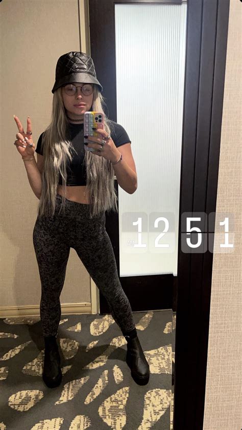 Late Night Mirror Selfie Rlivmorgan