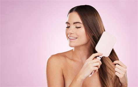 아름다움 여성과 미소 헤어 케어와 브러시 피부는 스킨케어 얼굴 피부과로 분홍색 배경에 빛납니다 케라틴 치료 손 헤어 스타일 및 모형 공간이있는 광택 및 천연 화장품 미소에