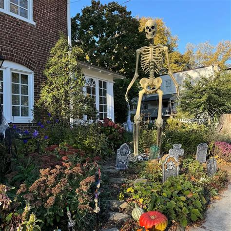 27 Halloween Outdoor Skeleton Decor Ideas That Go Way Beyond “just Bones”