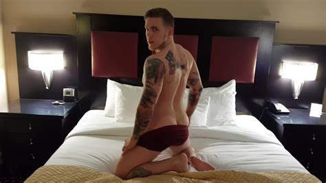 Hot hunk showing off his body ThisVid com En español