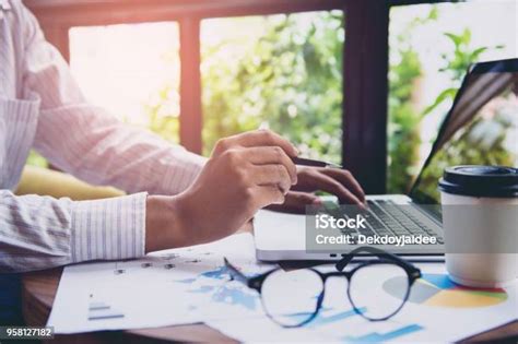 비즈니스 맨 손 펜을 들고와 카페에서 책상에 빈 화면으로 노트북을 사용 하 여 Instagram 스타일 필터 사진 빈티지 음색 공란에 대한 스톡 사진 및 기타 이미지