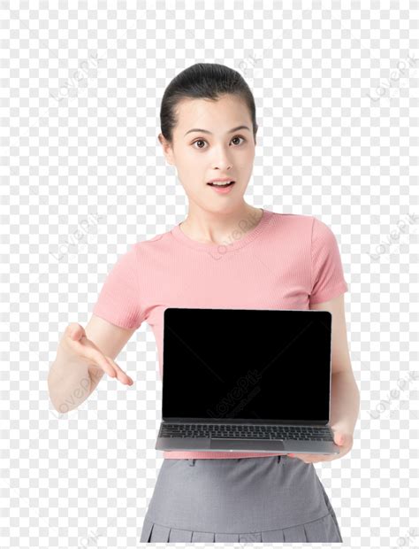 青年女性手持電腦展示png圖案素材免費下載，可愛卡通圖片，尺寸1141 × 1493px Lovepik