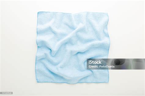 밝은 파란색 주름진 마른 부드러운 극세사 걸레는 흰색 테이블 배경을 닦는 다양한 표면을 위한 것입니다 하향식 보기 근접 촬영 0