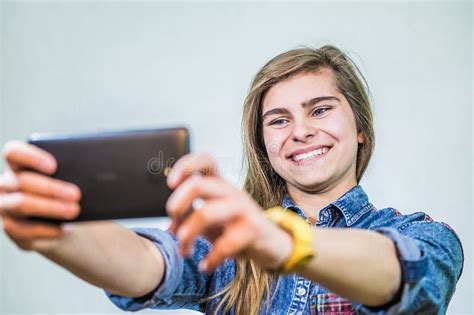 Ragazza Con Un Telefono Fotografia Stock Immagine Di Coltivi