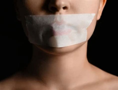 Bác sĩ cảnh báo trào lưu dán miệng để giảm cân ngủ ngon trên TikTok