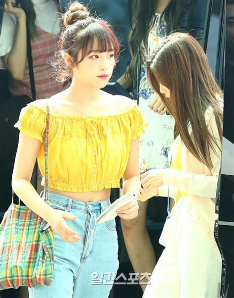 [포토]최예나 살짝 노출한 허리라인 Jtbc 뉴스
